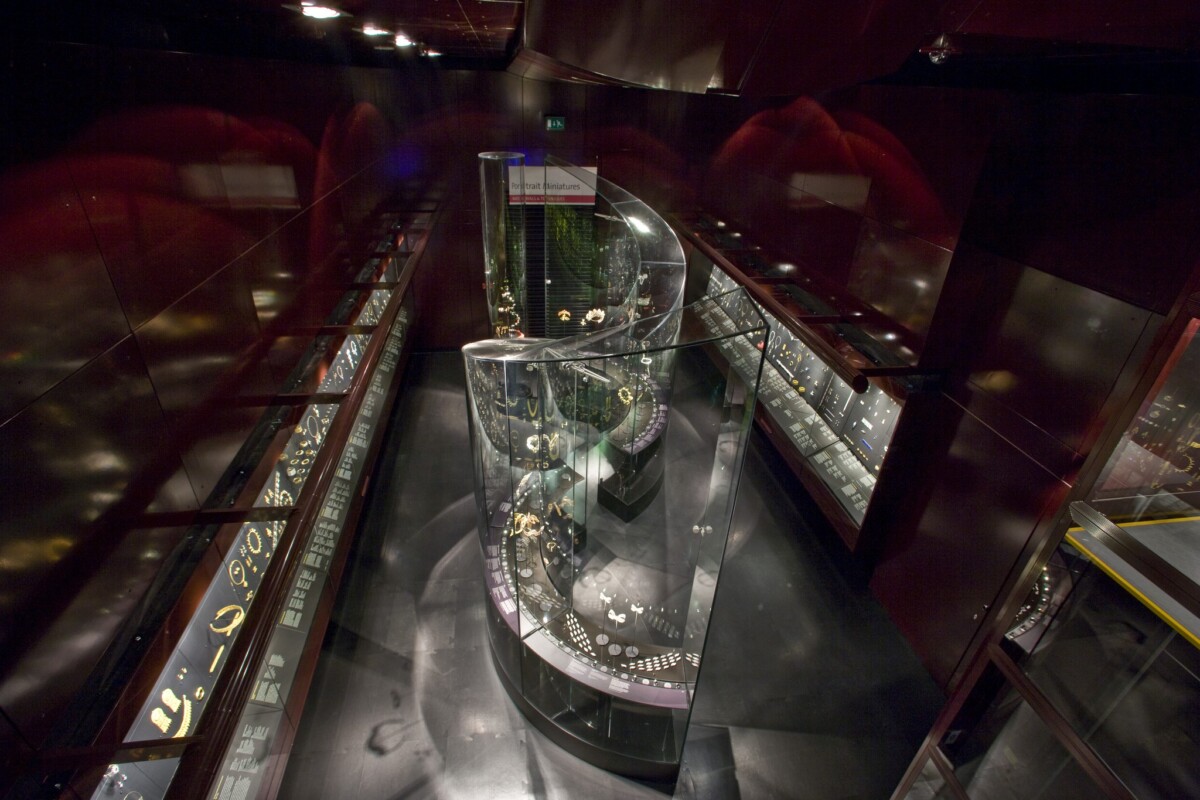 V&A Museum, Jewellery Gallery — Glasbau-hahn